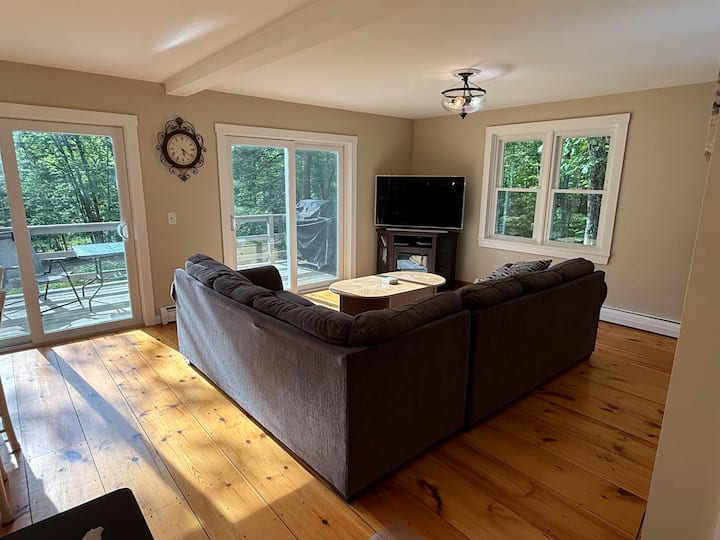 Bright Updated Chalet Beaches, Deck, Workstations - Conway, NH