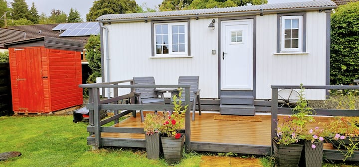 Small Cozy Shepherd Hut Boxed In High Double Bed - Skye
