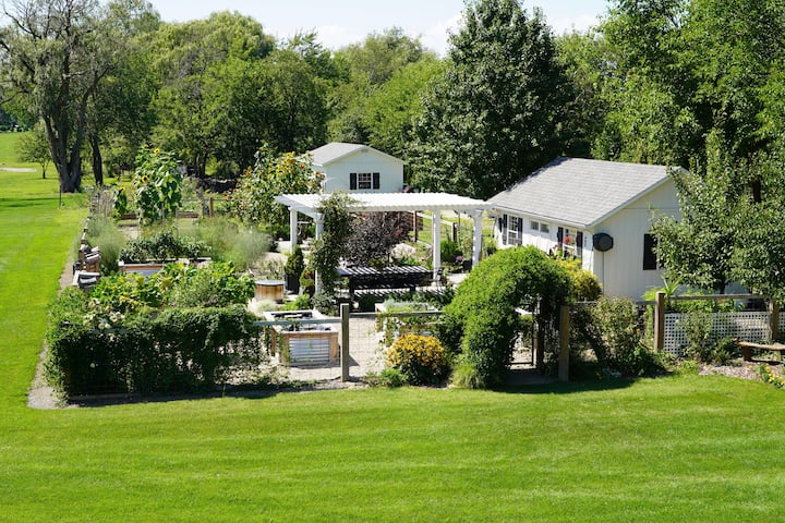 2400sqft Farm Stay
Pool Table * Near Lake Mi - Michigan