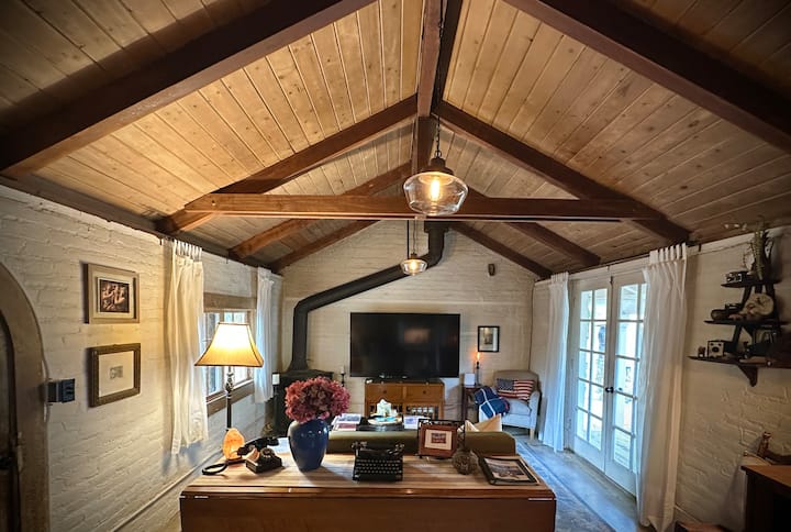 Cozy Stone Cottage - Santa Barbara, CA