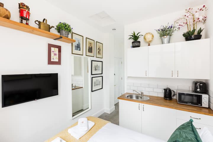 Hotel Room Style With Secure Parking Nr Docks - Stroud, UK