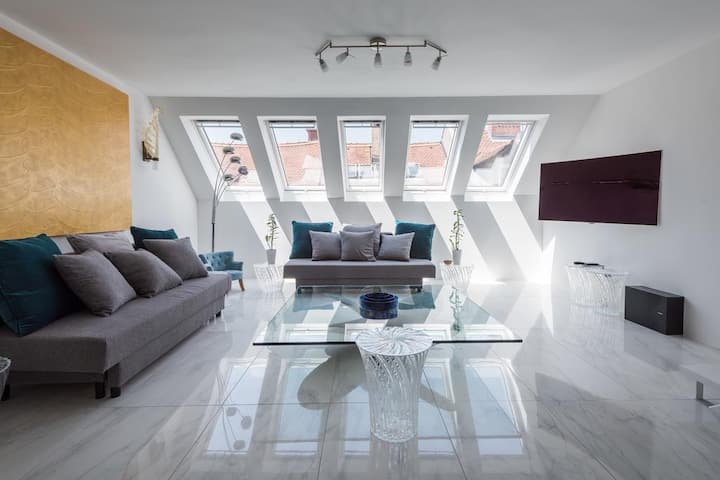 Royal Triplex1 | Castle View | Hot Tub | Sleeps 10 - Ljubljana