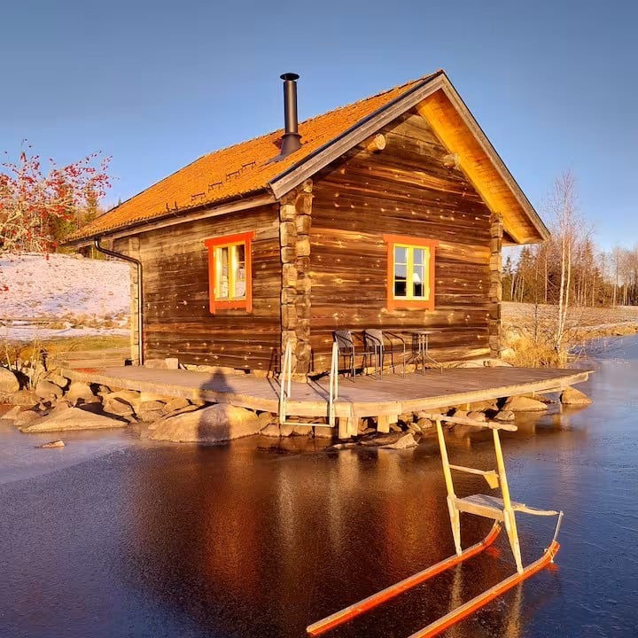 Sjöstuga Med Alla Bekvämligheter Vid Fiskesjö. - Sweden
