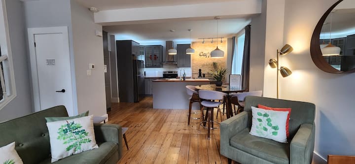 Steps To Main St & Dining -Free Sandbanks Pass #50 - Prince Edward