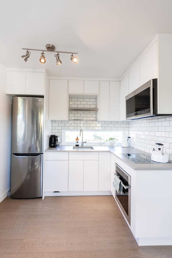 Modern Open Space Suite Close To Downtown - Edmonton, Canada