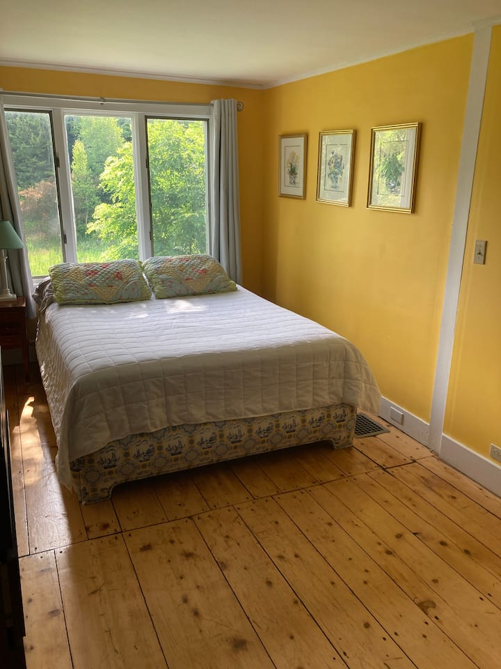 Large Farm House Apartment Minutes Away From Stowe Mountain Resort - Waterbury, VT