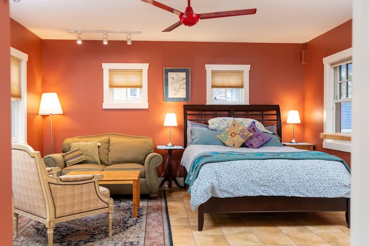 Sunny Garden Level Suite, Forest Access - University of Maryland, College Park