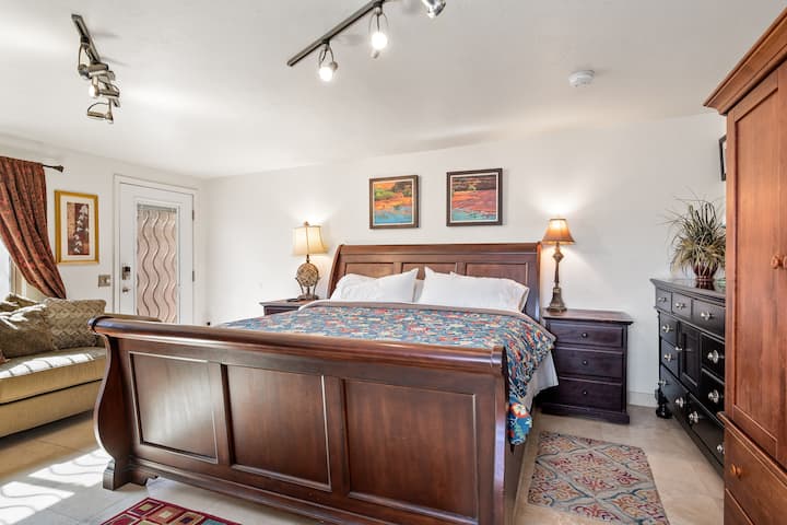 Long Term Perfect: Fenced, Work Desk, Fast Wi-fi - Tucson, AZ