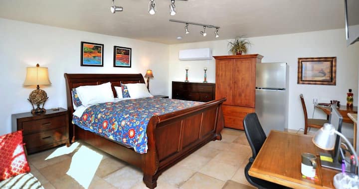 Long Term Perfect: King Bed, Work Desk, Fast Wi-fi - Tucson, AZ
