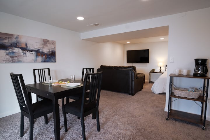 Spacious, Private Studio Overlooking Green Space - Belton, MO