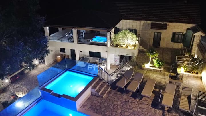 Private Pool & Hottub - Stipanovi Dvori - Makarska Riviera