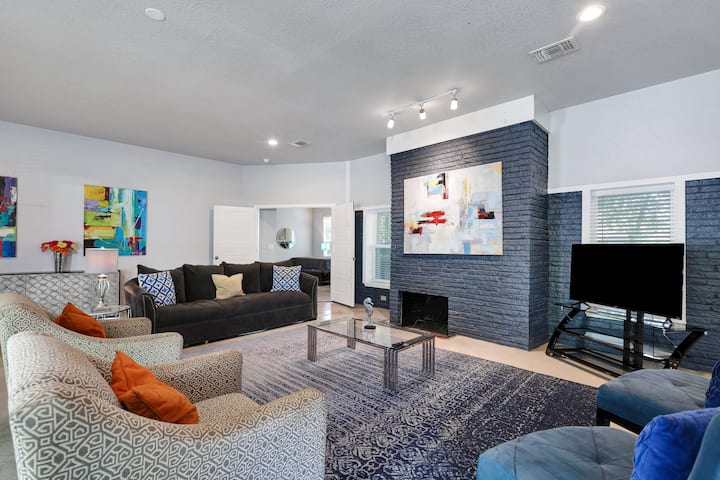 Guest-loved Spacious Home Near Everything - San Antonio, TX