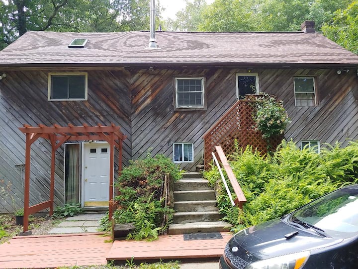 Spacious, Serene Apt 3 Miles To Shops And I-84 - Newtown, CT