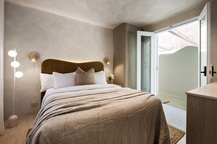 Deluxe Queen - Sydney