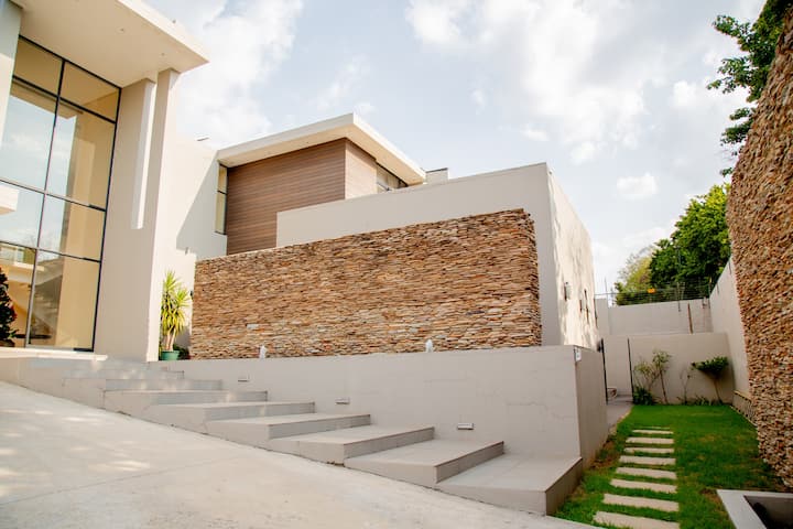 Eighth Cottage: Solar Powered - Johannesburg