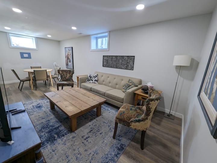 Bright 3 Bedroom + Central + Desk/workspace. - Lethbridge