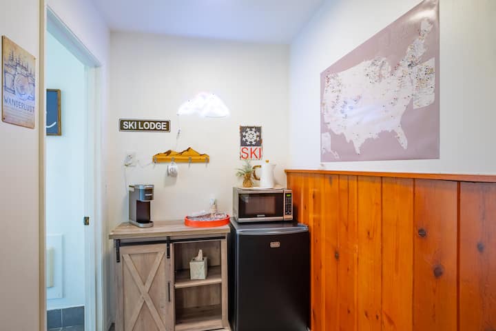 Ski Suite #1 In Downtown At 'The Wanderlust' / 1 Queen - Leavenworth, WA
