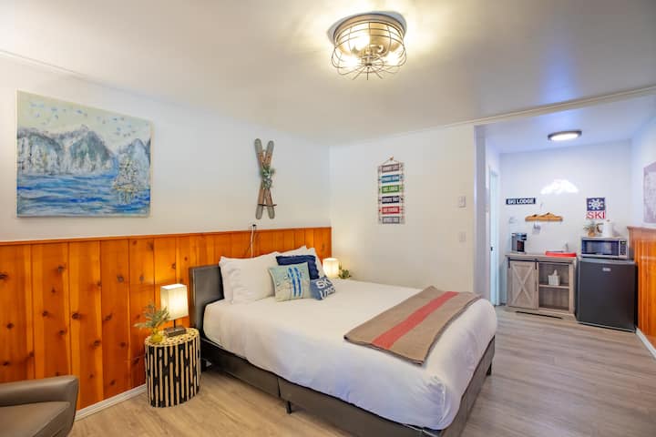 Ski Suite #1 In Downtown At 'The Wanderlust' / 1 Queen - Leavenworth, WA