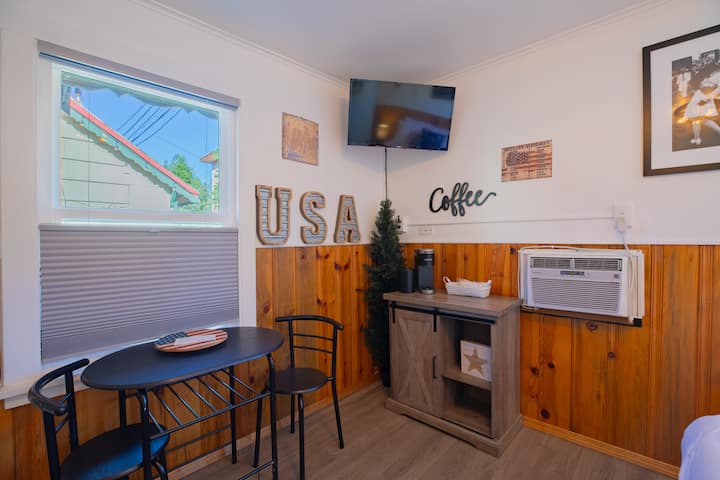 Patriotic Suite #6 In Downtown At 'The Wanderlust' / 2 Queens, 1 Twin Bunk - Leavenworth, WA