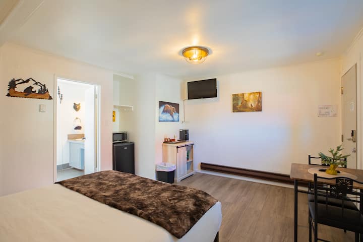Bear Suite #2 In Downtown At 'The Wanderlust' / 1 Queen - Leavenworth, WA