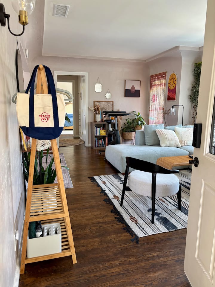 Designer 2br Spanish Home, Walk To Cafés & Shops - Los Angeles, CA