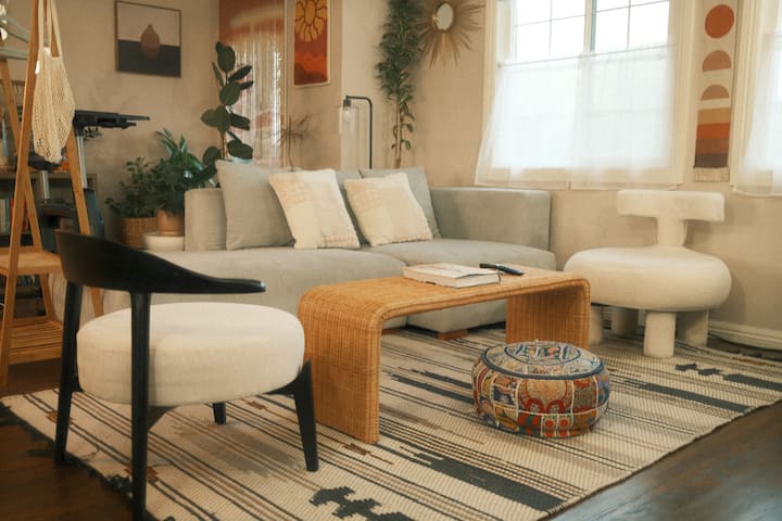 Designer 2br Spanish Home, Walk To Cafés & Shops - Los Angeles, CA