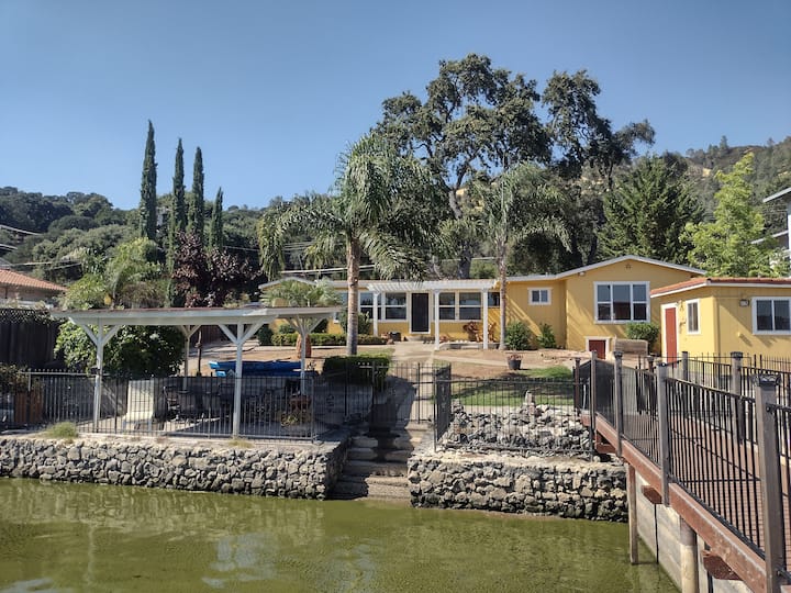 Stunning Lakefront, Huge Dock,2 Kayaks, Sleep 8, Prime Fishing Spot - Clearlake, CA