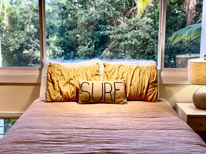 Peaceful Hillside Studio W/ Parking, Ac & Laundry - Honolulu, HI