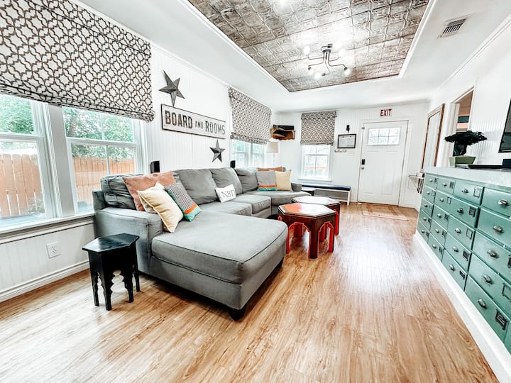 Steps To Bahn & River: Perfect For Large Groups! - New Braunfels, TX