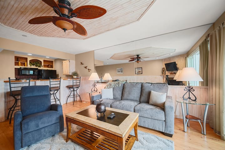 Culver Cove Condo On Scenic Lake Max Unit 127 - Tippecanoe River State Park, Winamac