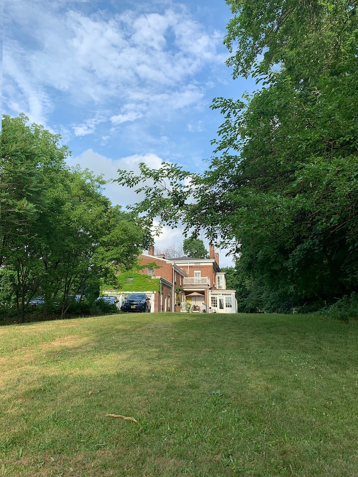Riverfront Rustic 1824 Mansion - Troy, NY