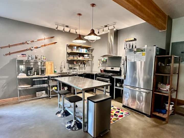 Mountain Ski Retreat - Hot Tub! - (1br/3beds) - Alyeska, AK