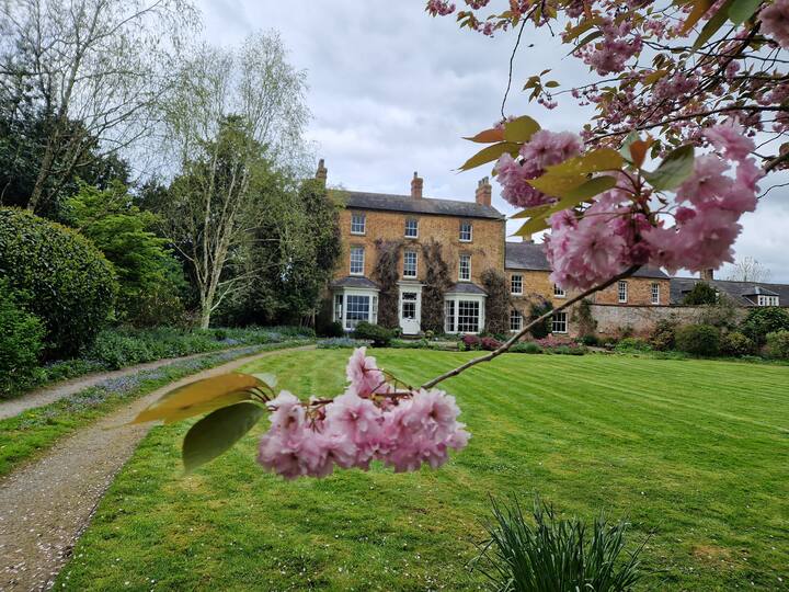 Kingsize Bedroom In Historic Country House - Oswestry