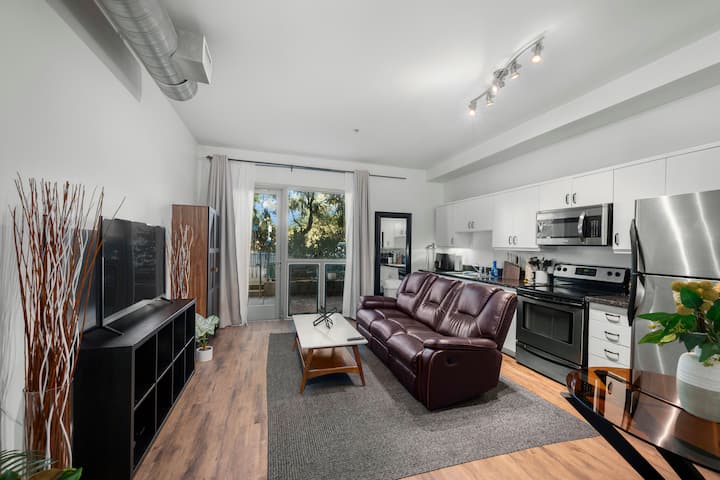 Stylish Condo W/easy Access To All & Free Parking - San Diego
