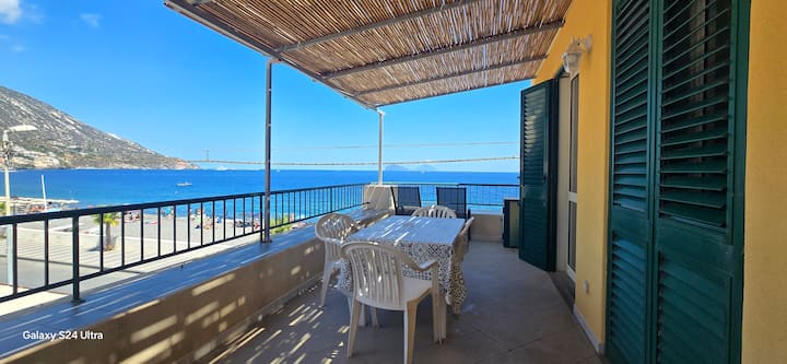 "Ulisse" - Bilocale Con Terrazza Sul Mare - Lipari