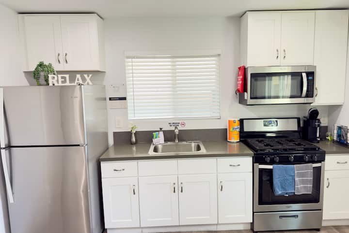 Free Parking Laundry Streaming Airport 8mins - Ontario, CA