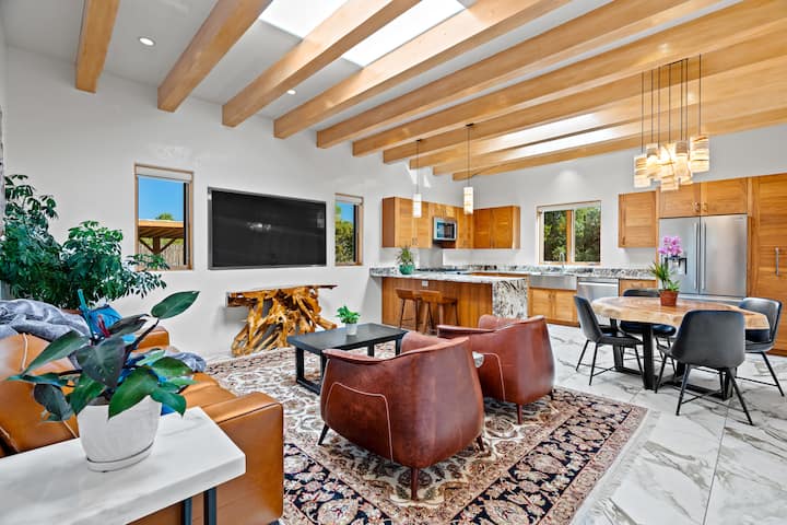 Casa Bella, Luxurious New Home, Private Hot Tub - Santa Fe, NM