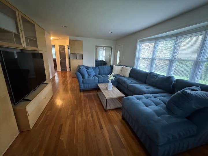 Spacious Home W/large Yard Inside The Beltway - Fairfax, VA