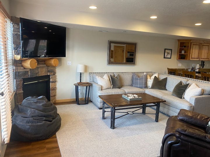 Newly Updated With Amazing Views And Easy Access! - Huntsville, UT