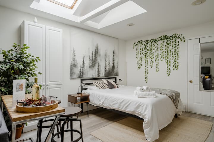 Airport| Couples| Garden Suite| Skylight |Smart Tv - Brampton