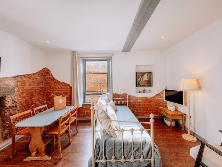 Characterful, Spacious Quay-side Apartment - Topsham