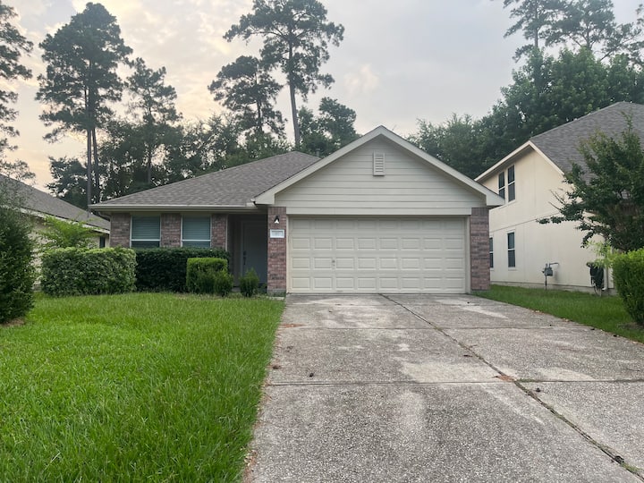 Spacious 3 Bed/2bath House In Conroe - The Woodlands, TX