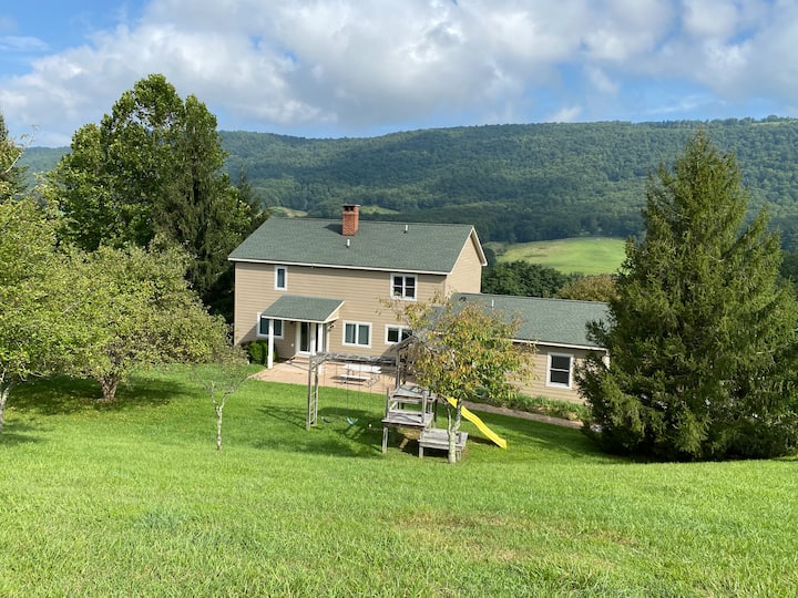 Mountain View Farmhouse, 20 Min. To Blacksburg - Pembroke, VA