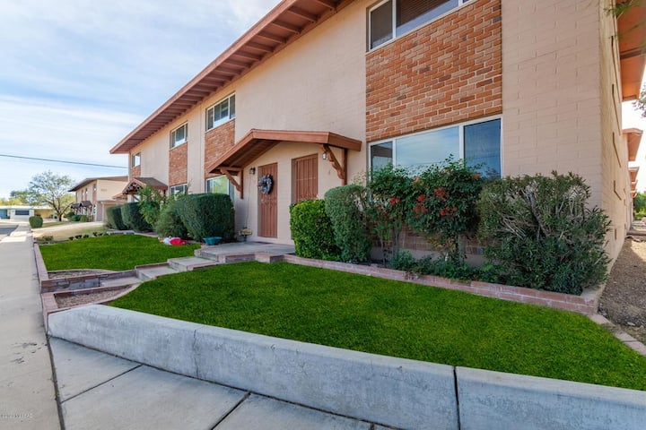 Spacious Central 3br Condo Backyard Parking - Tucson, AZ