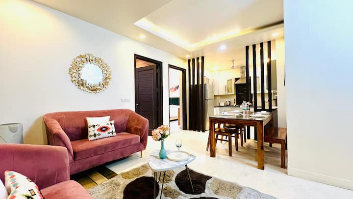 Bluo 2bhk - M Block Mkt @Balcony, Lift, Parking - ニューデリー