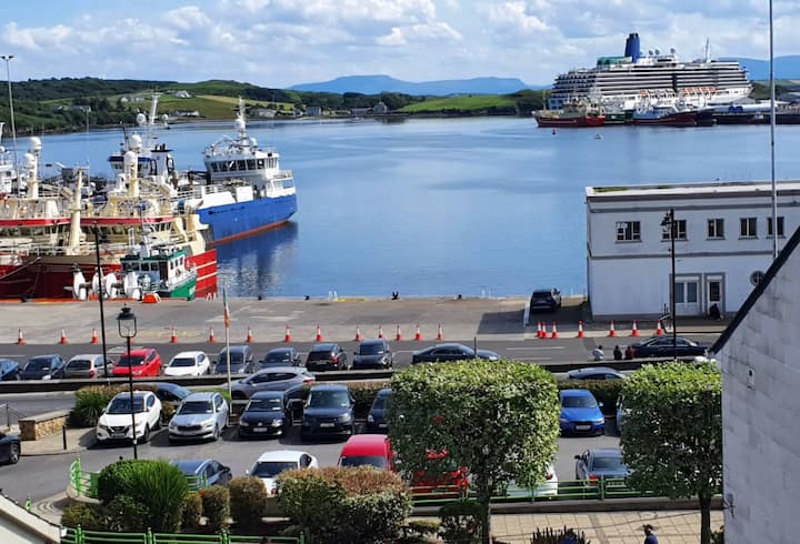 Overlooking The Harbour In Killybegs, Seawinds B&b - 多尼戈爾郡