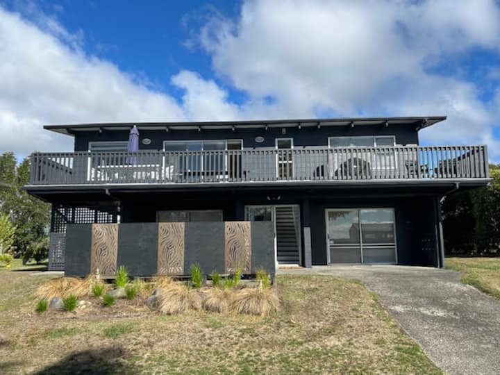 Lake Views With Room For The Whole Family - Lake Taupo