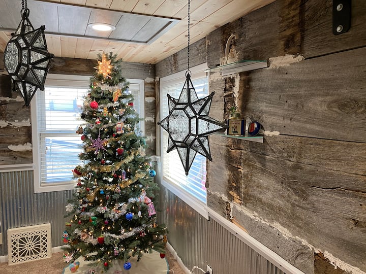 Lamppost 15 🏠 No Fee To Clean 🧹 Peachy Keen 😎 - North Dakota