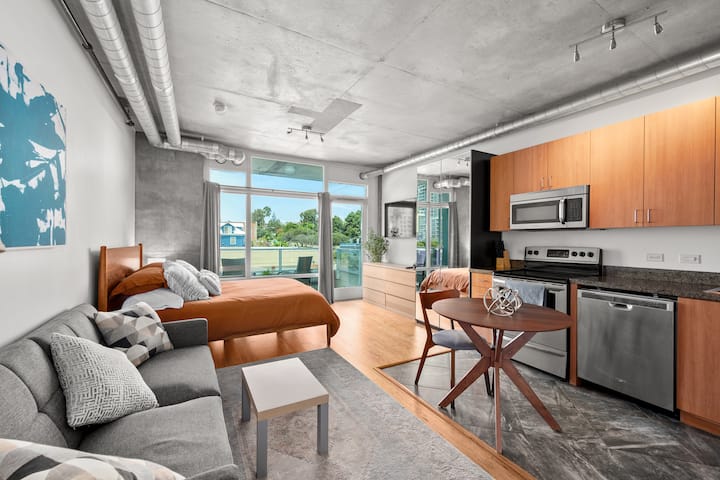 Prime Location Gorgeous Loft In A High-rise - San Diego, CA