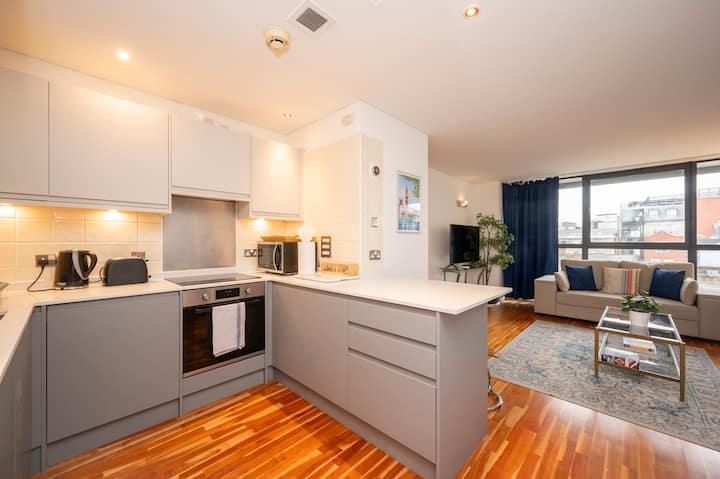 Bright Spacious Flat In Central London | Sleeps 6 - City of London